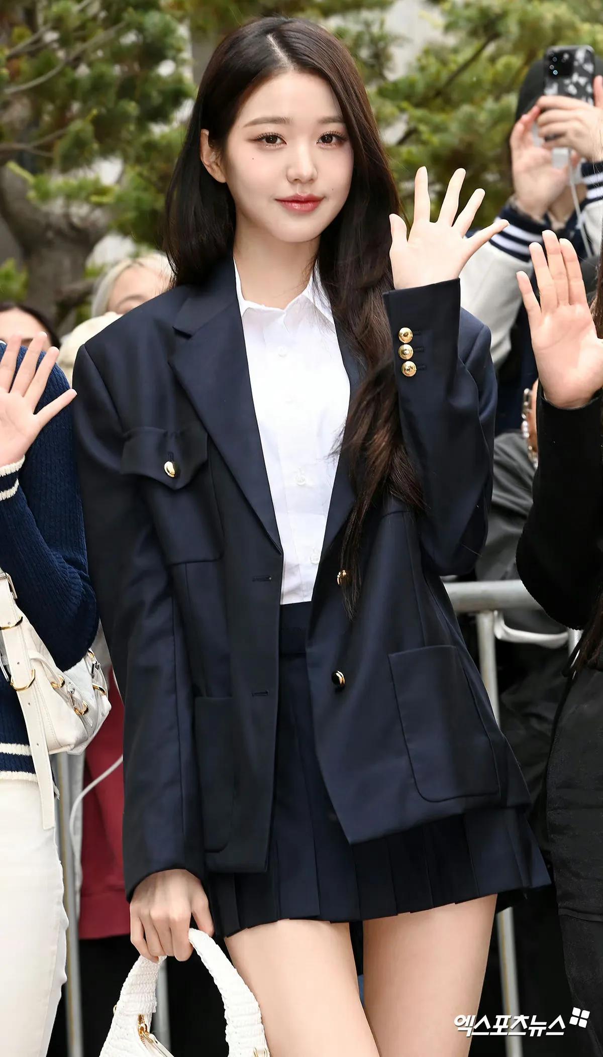 Zhang Yuanying and Ren Min performed the same style of navy blue ...