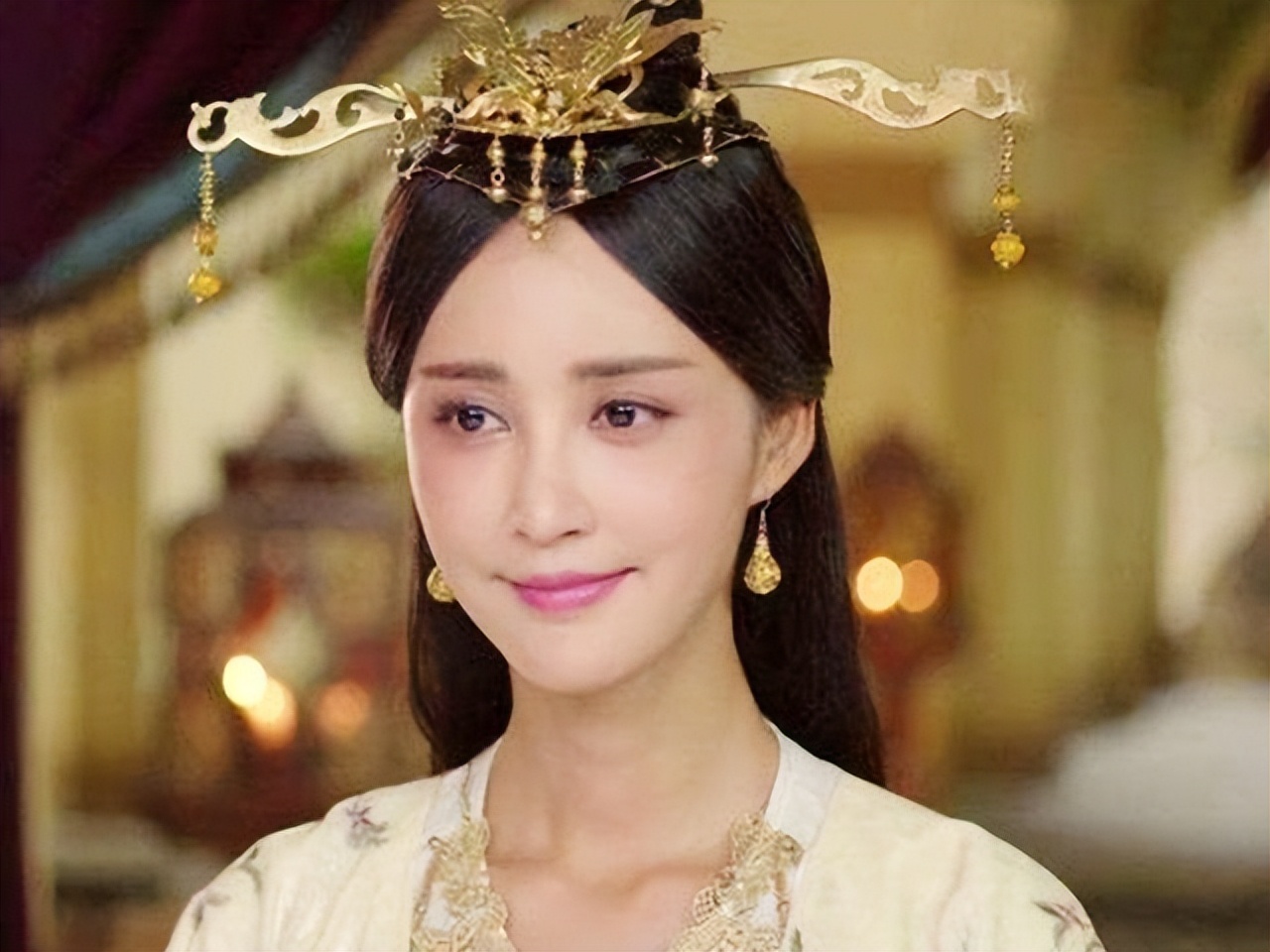 She recorded no more than a hundred characters in the official history ...