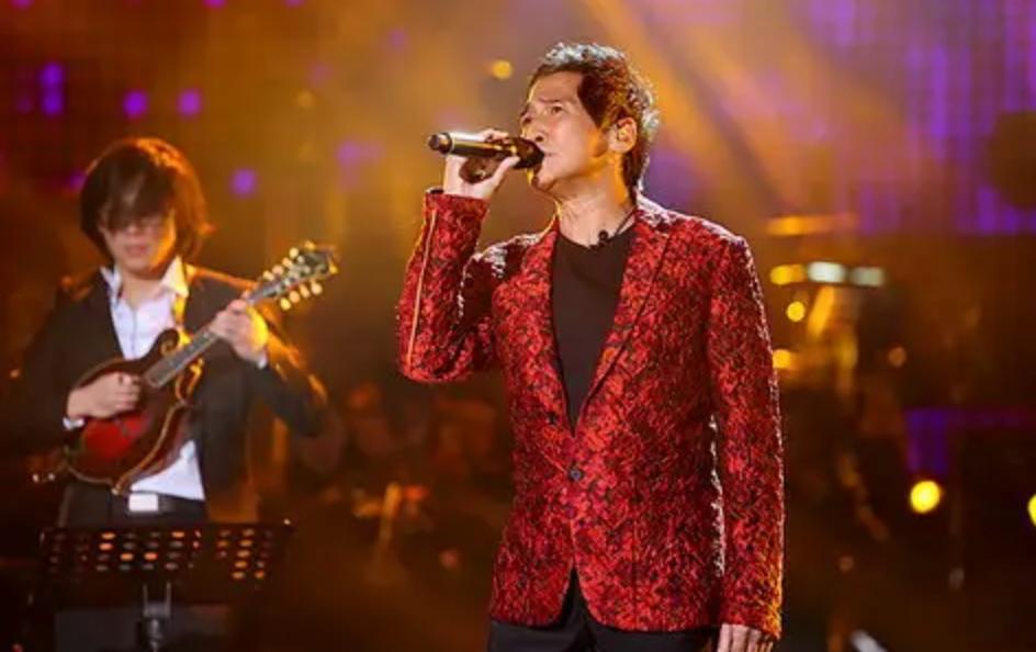 62-year-old Qi Qin appeared in Sichuan to perform in business!Wearing ...