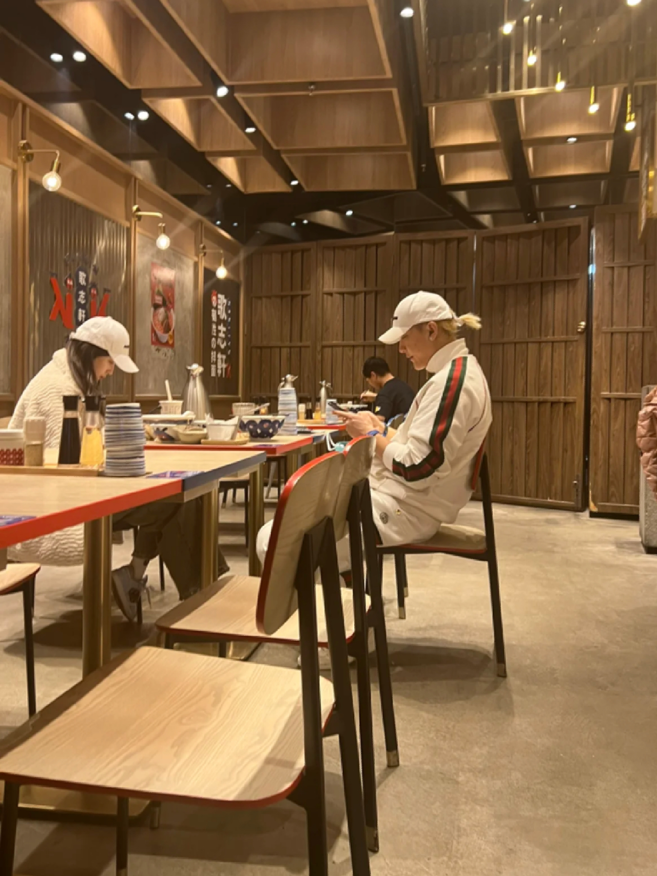 A netizen ran into Huang Zitao and Xu Yiyang for dinner on Valentine's ...