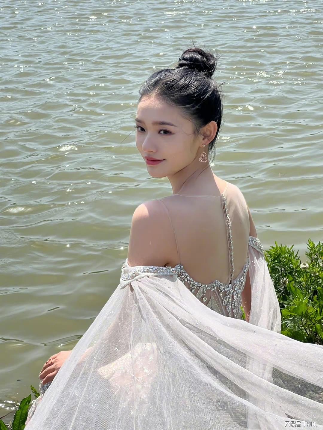 Lin Yun in the scorching sun - iMedia