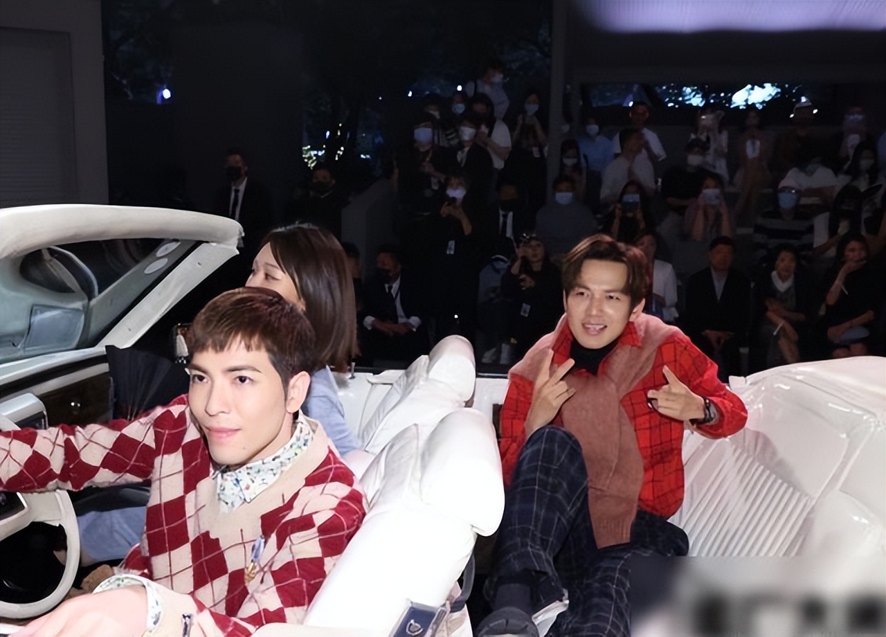 Intimate photo of Xiao Jingteng and his friends Yang Zi, Jay Chou ...