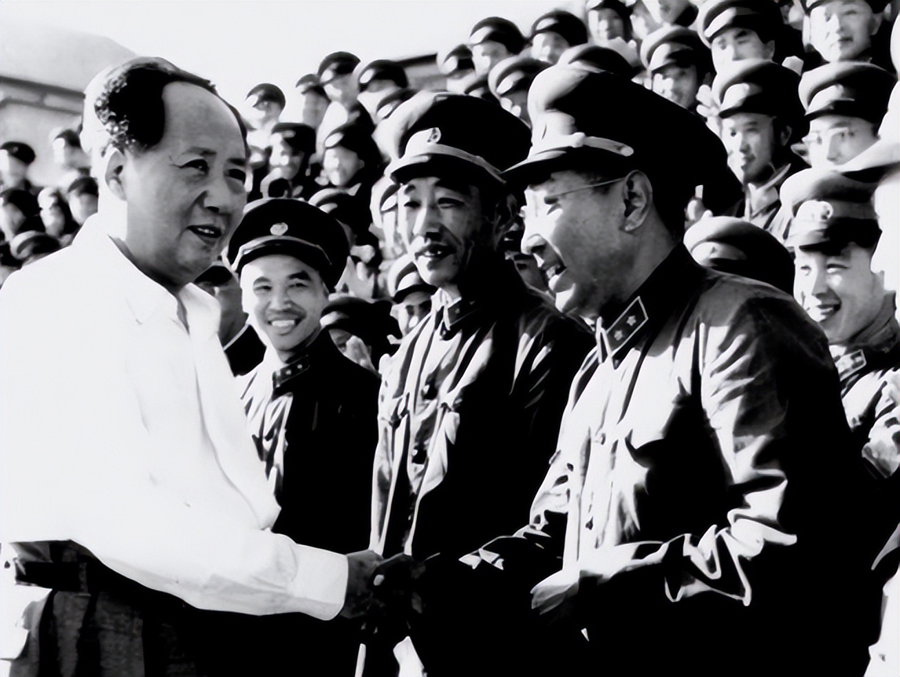 In 1953, the great man met Qin Jiwei, who was very addicted to smoking ...