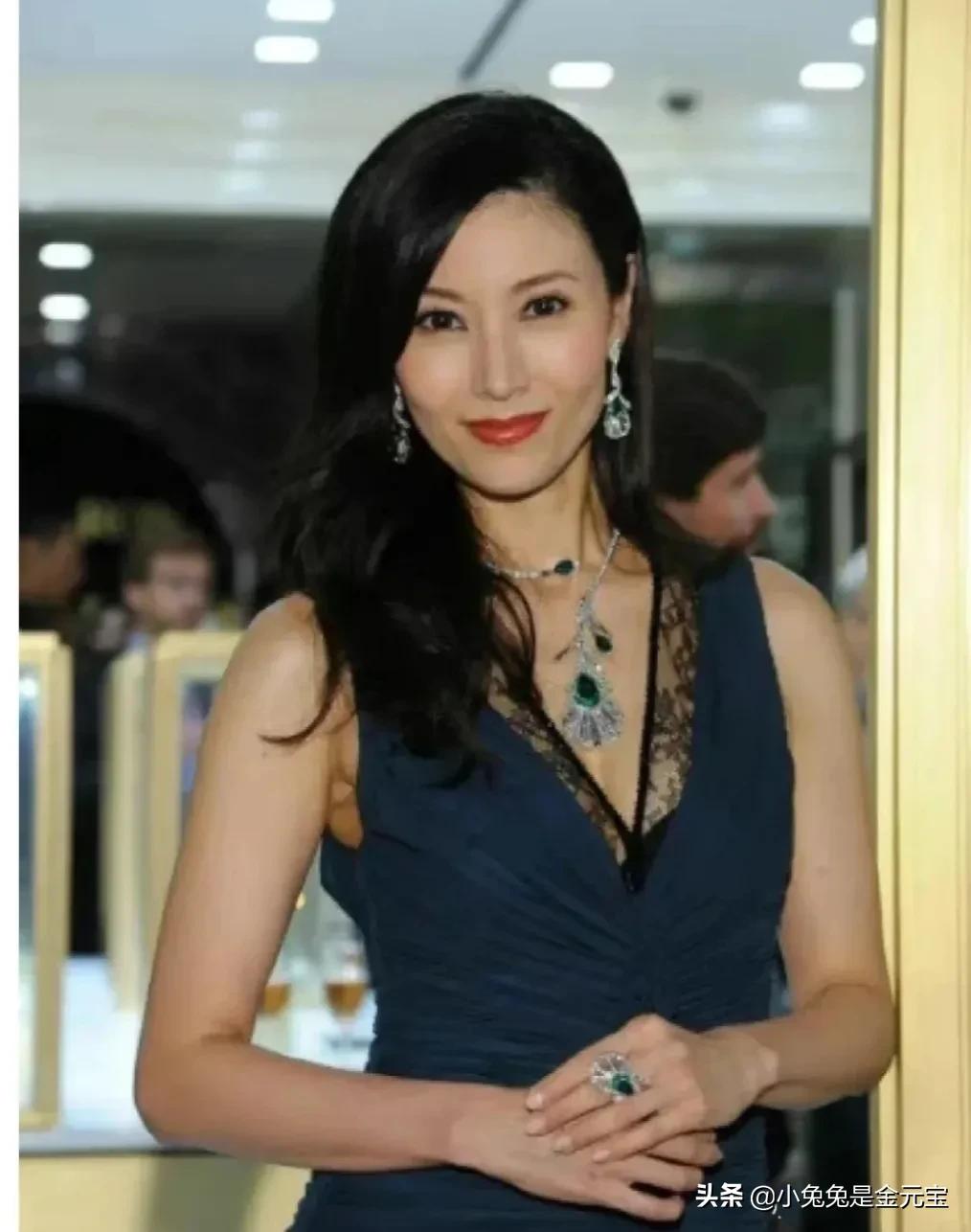 Li Jiaxin shows jewelry, do you think she is born rich and handsome ...