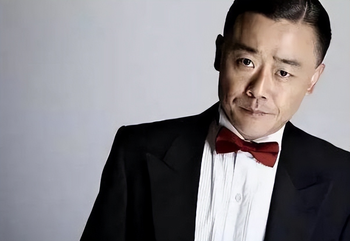 56-year-old Zhou Libo had a big dinner with his friends in his mansion ...