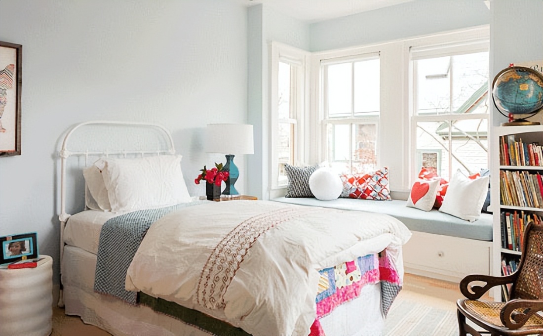 The 10 square meter bedroom is decorated in this way to make it look ...