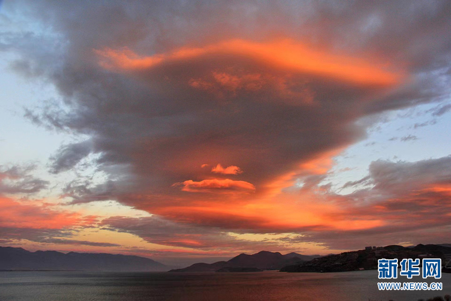 The morning glow in Dali, Yunnan is colorful and beautiful like a ...