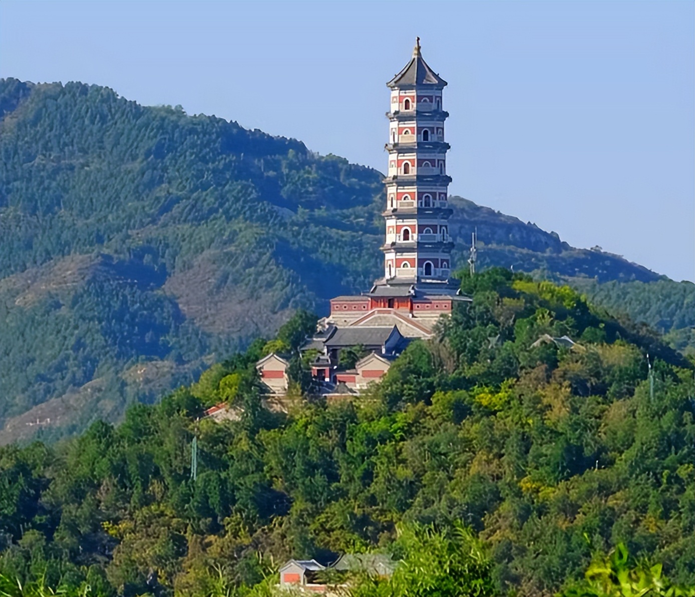 In 1949, Mao Zedong and Jiang Qing were walking in Yuquan Mountain, and ...