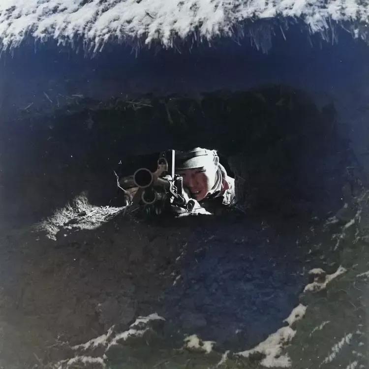 Old photo of the National Army machine gunner shooting - iNEWS