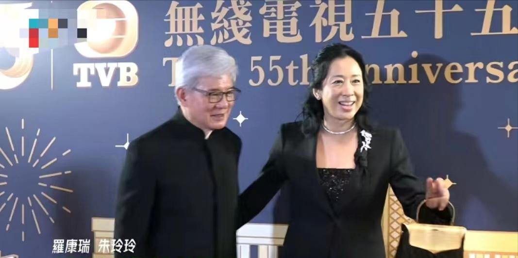Zhu Lingling and her rich husband attended the dinner, and her daughter ...