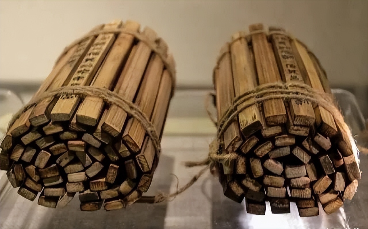 The Qin bamboo slips were dug out from the cave tomb, and the real ...