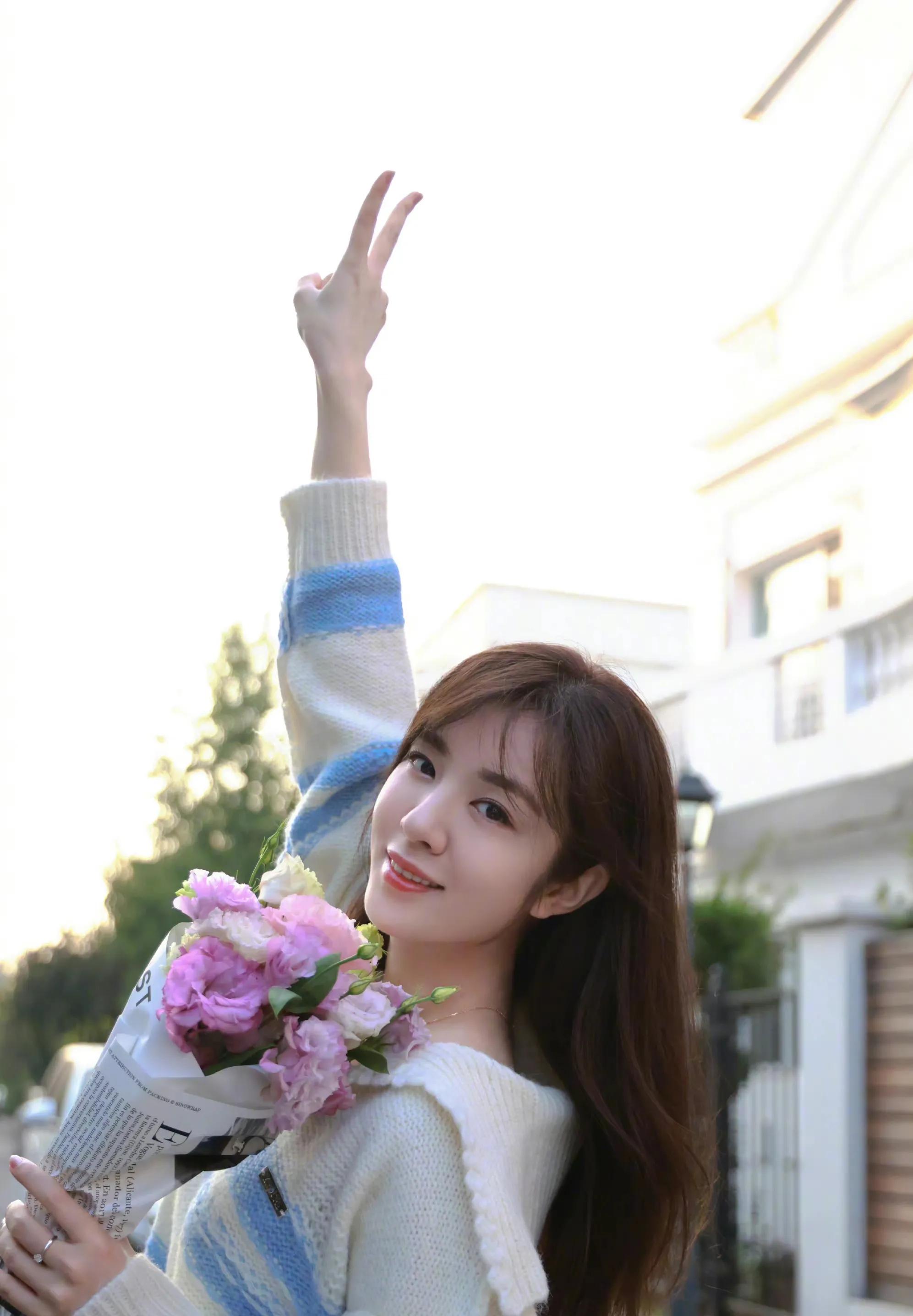 Wang Xiaochen's scissor hand photo is very cute - iNEWS