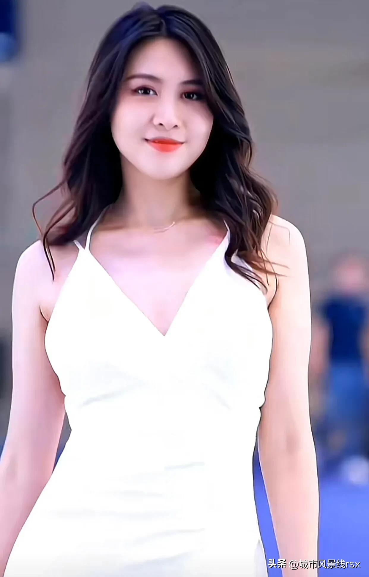 The most beautiful car model on the whole network, the fat goddess Ye Kaiwei, so beautiful - iNEWS