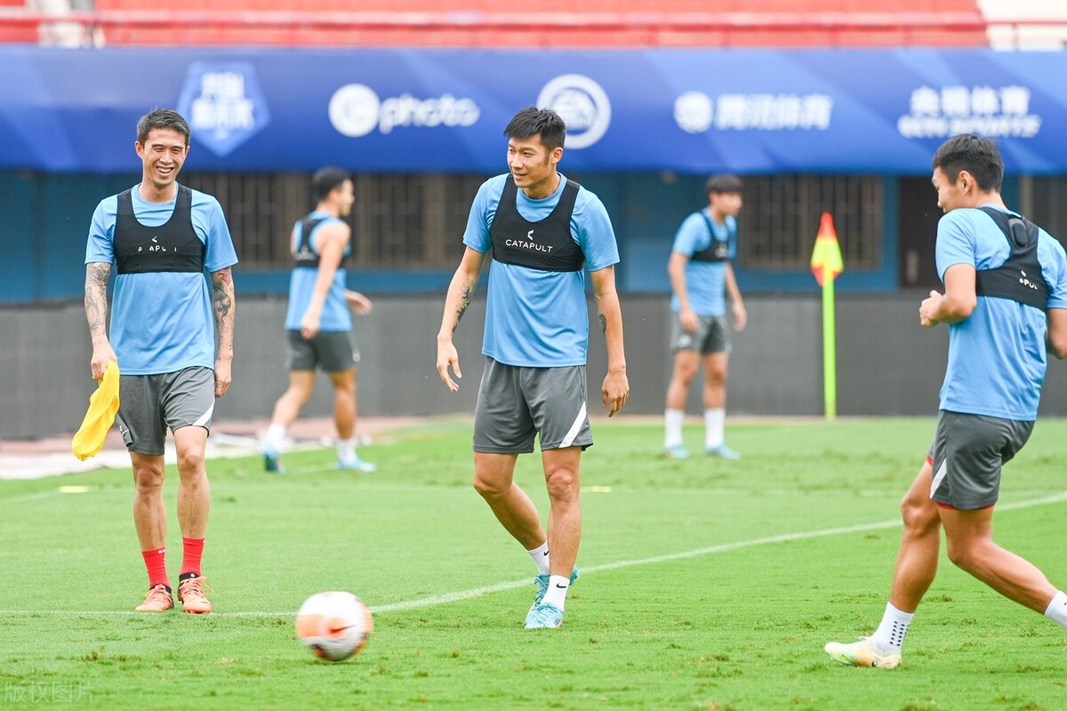 Gu Cao is an old water dispenser administrator?His sitting on the ...