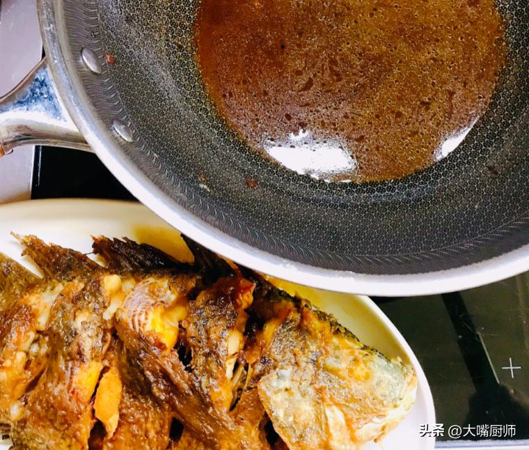 The easiest way to braise fish, remember 4 tips, the skin is not broken ...