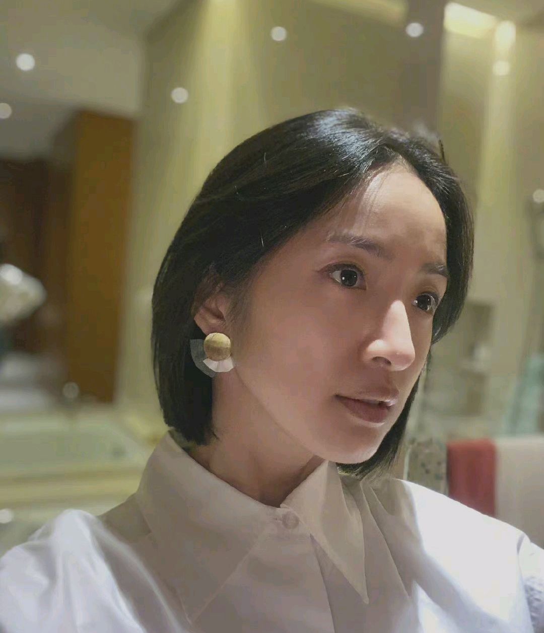 Lin Yichen showed up for the first time after giving birth and went out to work during her ...