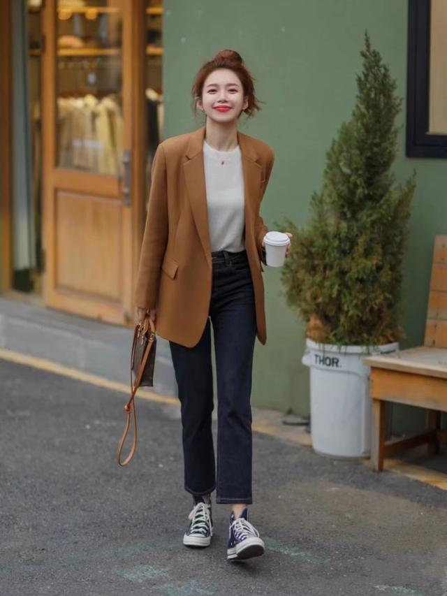 It is always "earth color", gentle and generous, suits, coats, and down ...