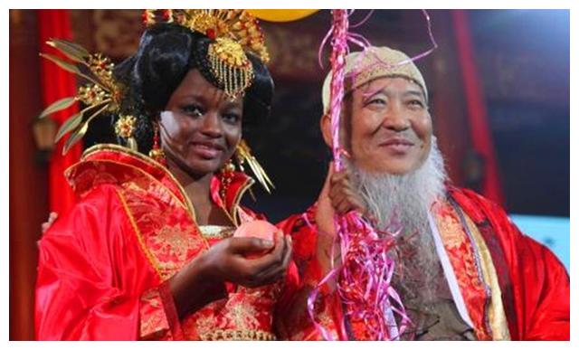 Yang Yan, a Chinese painter, spent 40 million yuan to marry a 21-year-old African girl at the ...