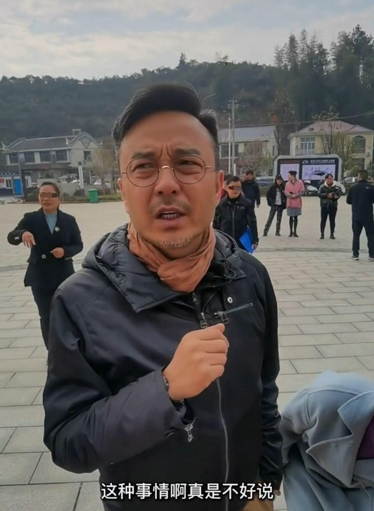 The host Wang Han appeared in the countryside in a low-key manner, his ...