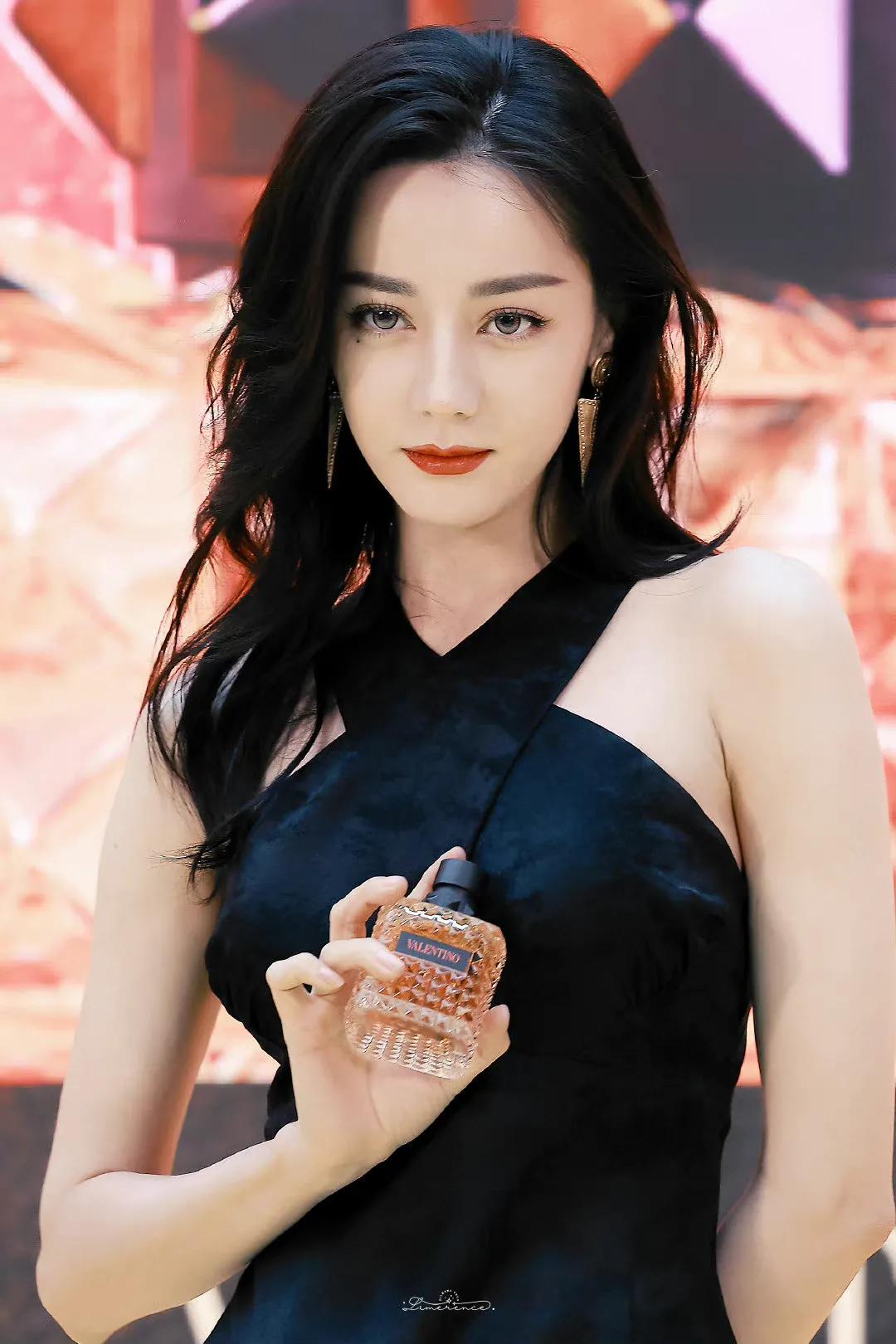 Di Lieba's hollow black dress is beautiful and rustic, with long curly ...