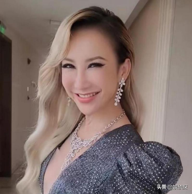 Coco Lee's posthumous photo was released for the first time. I wanted to wear her favorite white ...