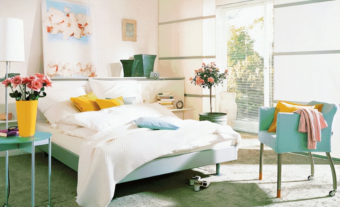 The 10 square meter bedroom is decorated in this way to make it look ...