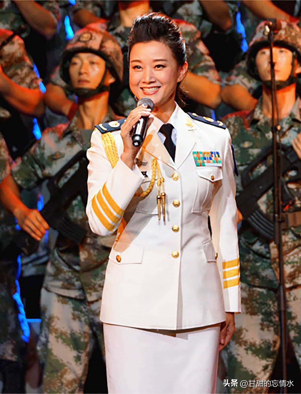 The man is masculine, the woman is sunny, 8 pairs of military singers ...