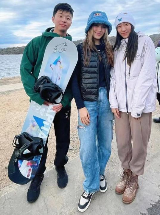 18-year-old Gu Ailing appeared at the fan meeting: Tears filled her ...