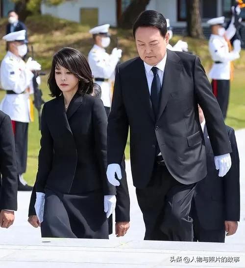 South Korea's first lady Kim Gun-hee and North Korea's Lee Seol-ju who ...