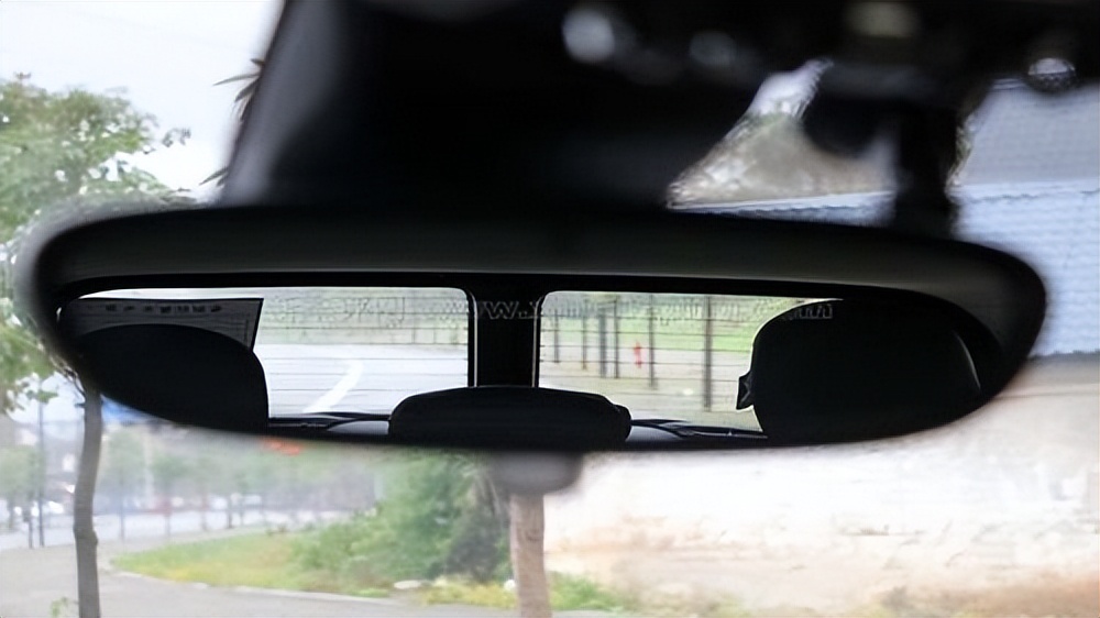 The interior rearview mirror is too small, why can't the car factory ...