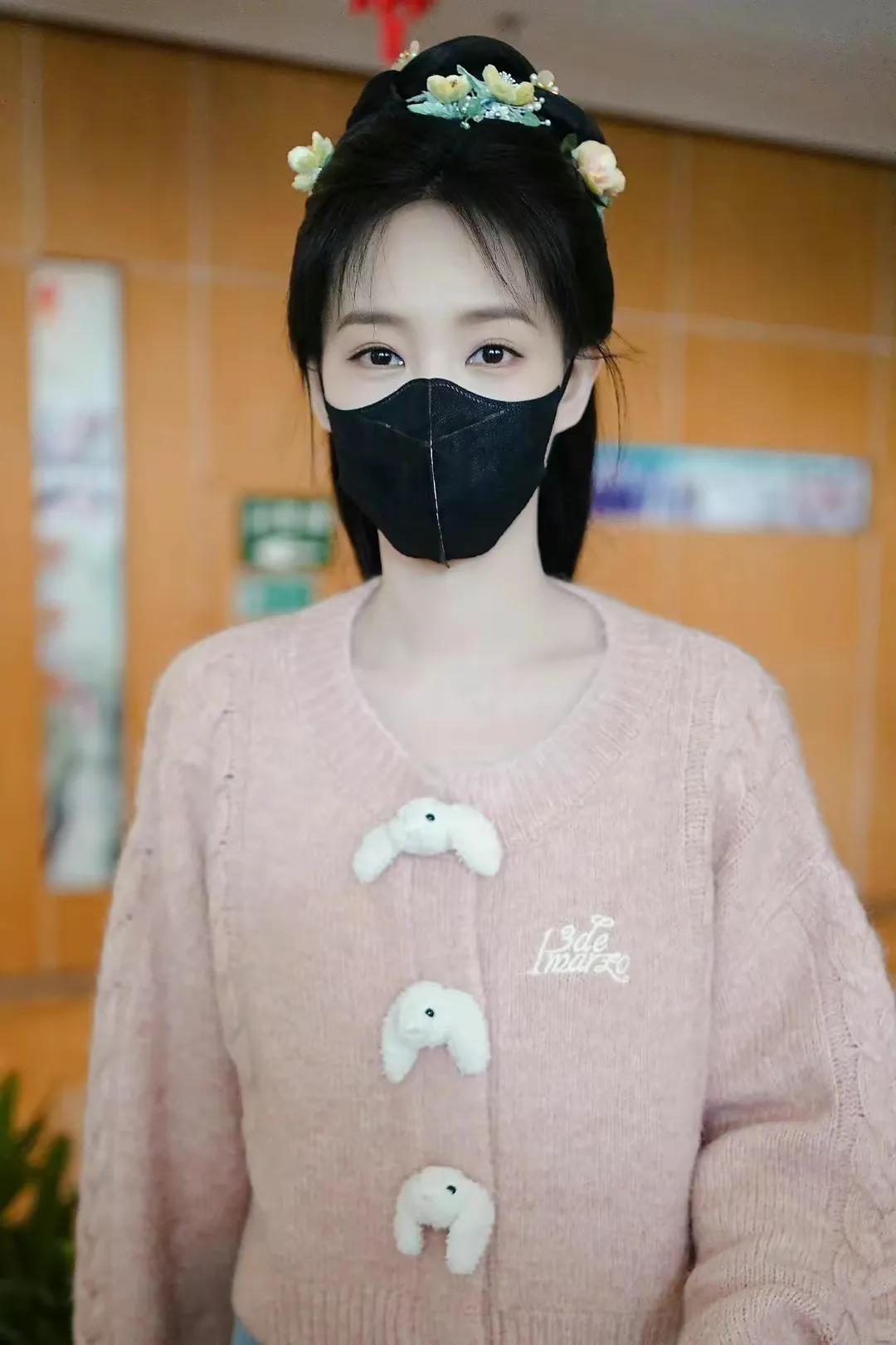 Li Yitong's new drama "Heroes" Reuters photo wears a pink sweater pure ...