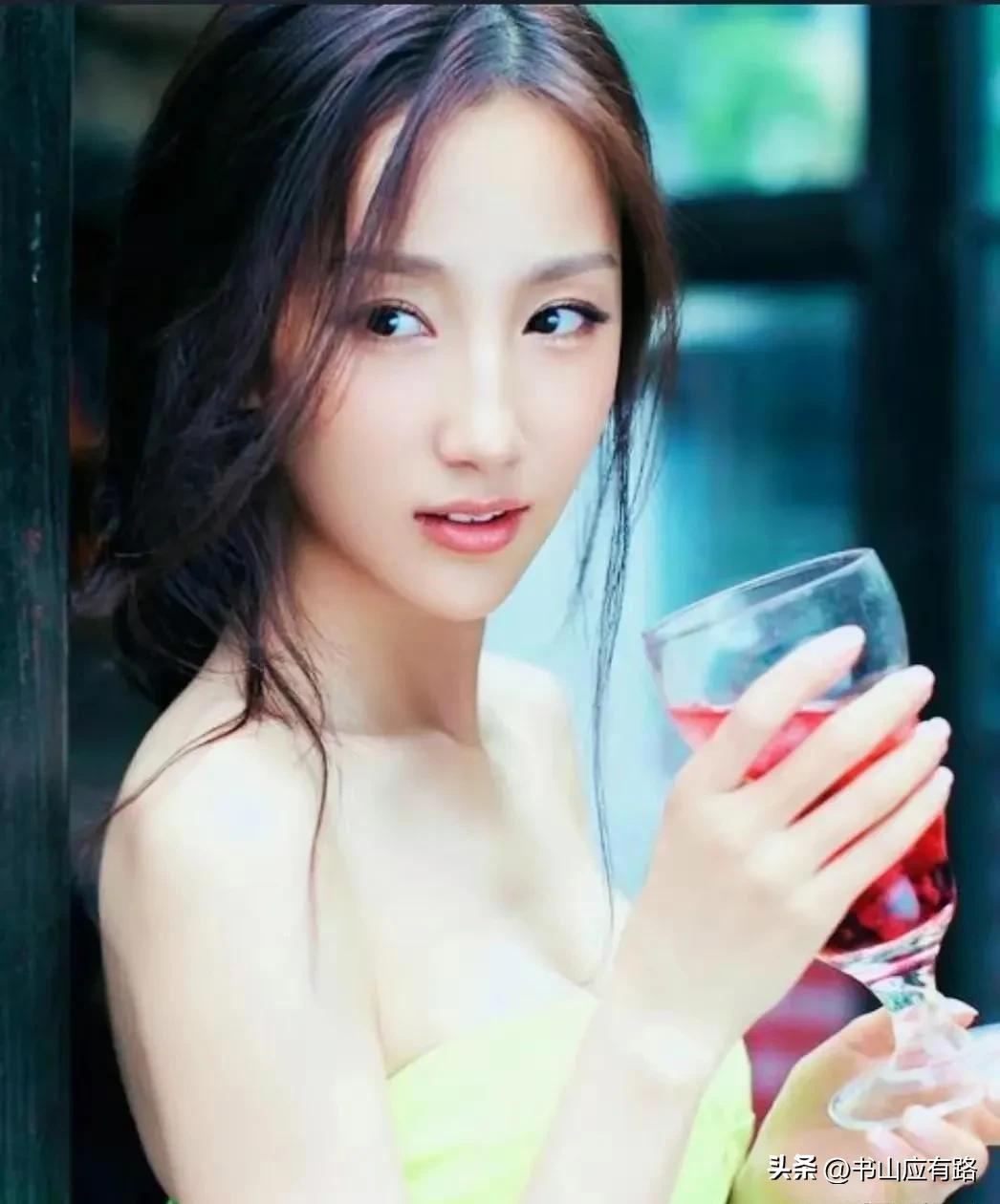 Sexy and charming Gao Yang - iNEWS