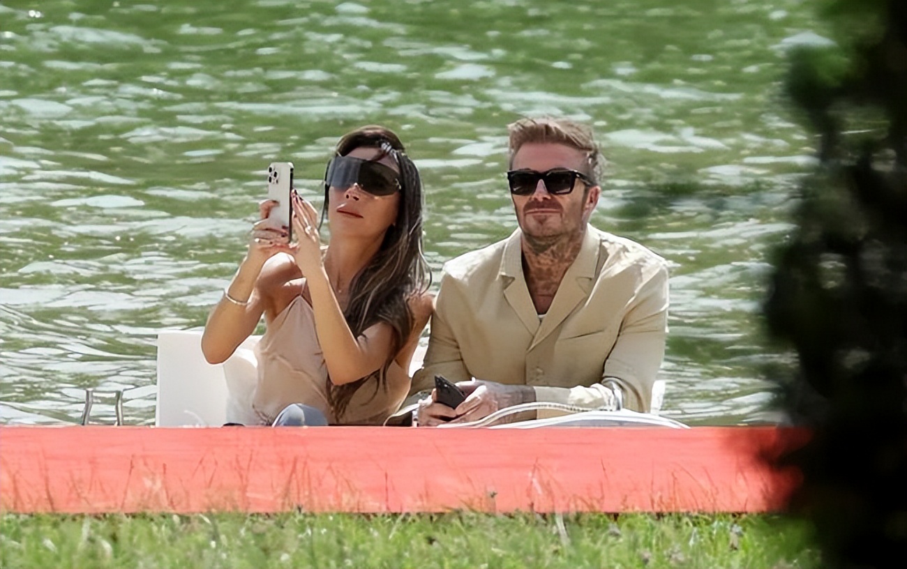 It is too sweet! Beckham and his wife took a boat to watch the show ...
