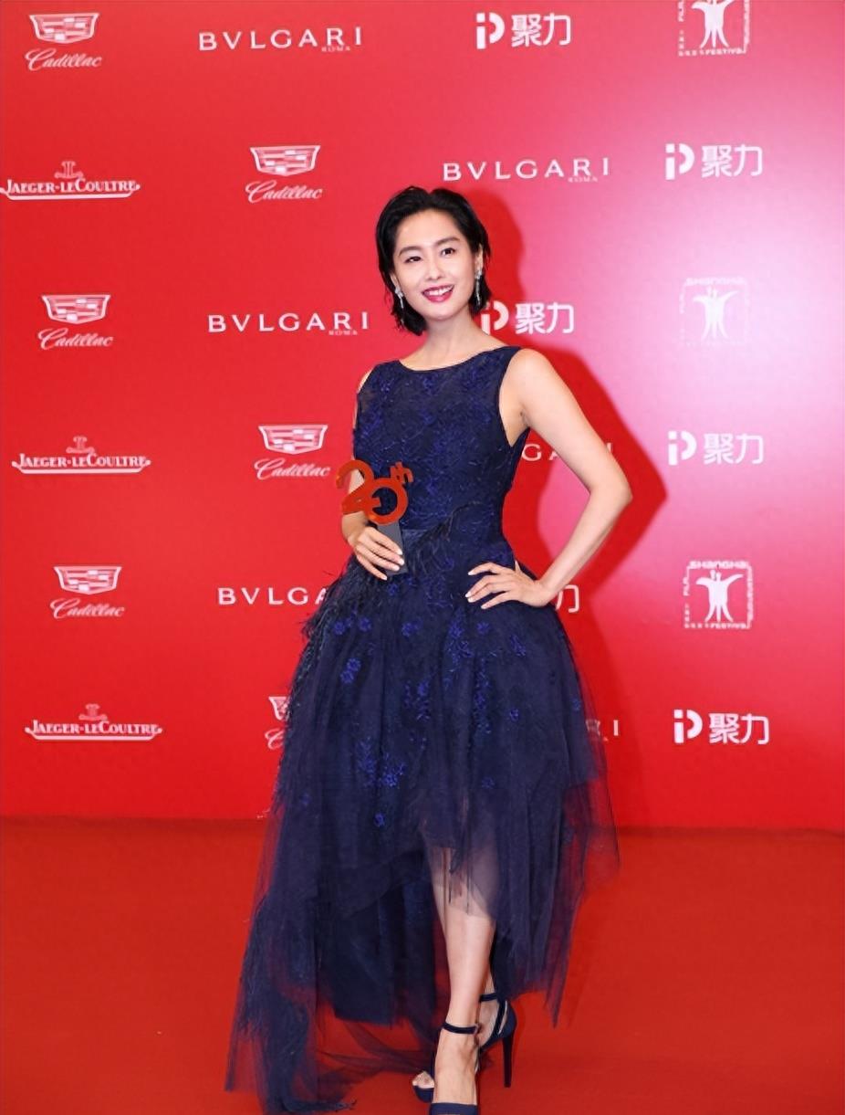 These actresses are only 1.5 meters tall? If you're not tall enough ...