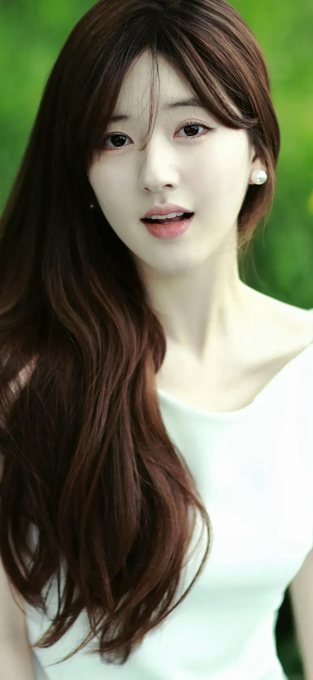 Zhao Lusi's beautiful photo, long white suspender dress, long hair like ...