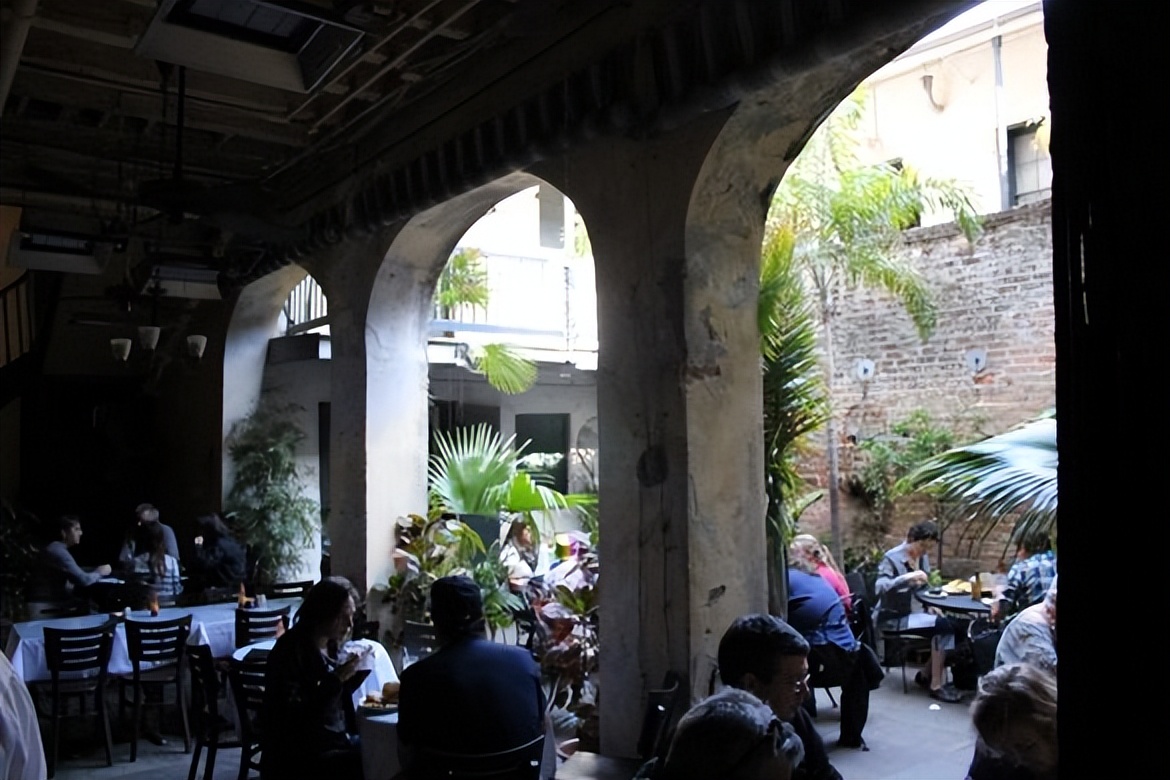 Nicolas Cage's Pyramid Tomb (St. Louis) - iNEWS