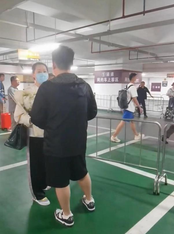 58-year-old Ma Lijuan rarely shows off her wealth! Carrying the same ...