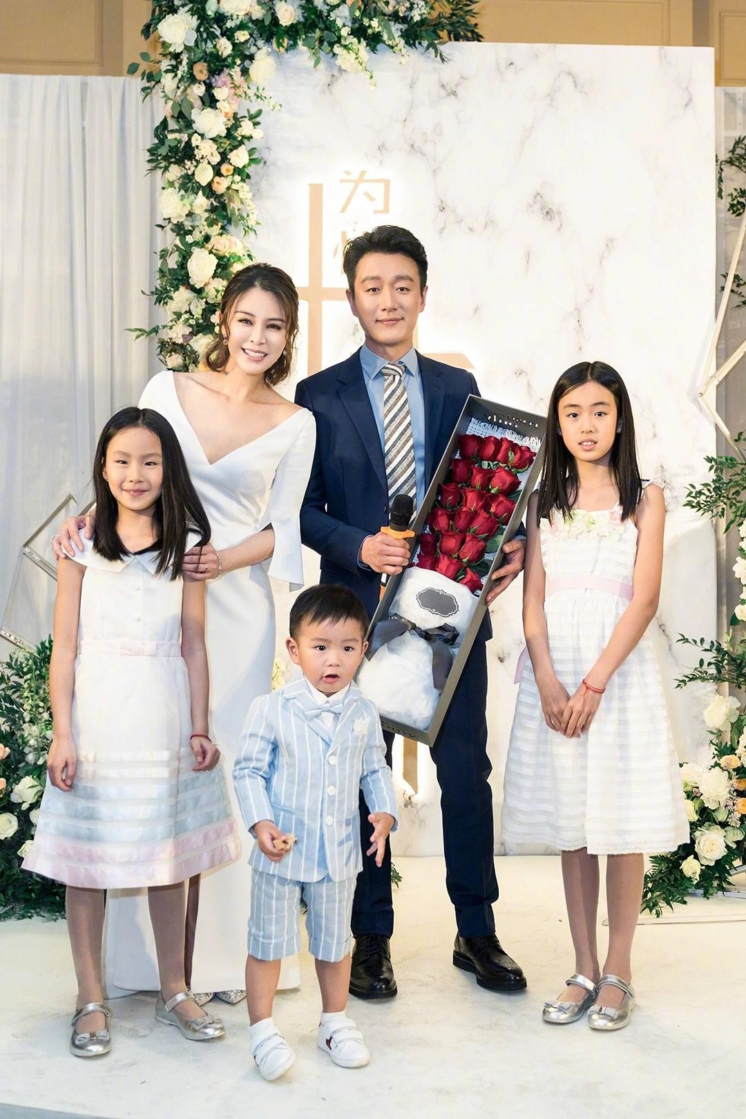 Tong Dawei posted a family photo! His wife Guan Yue has an outstanding ...