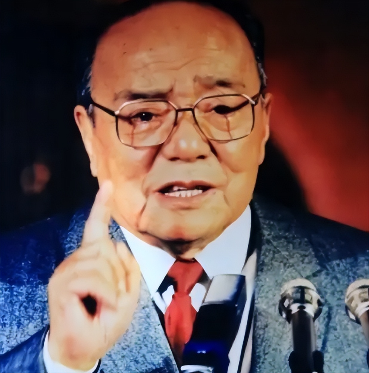 In 1987, Deng Xiaoping pointed to Liu Huaqing and Hong Xuezhi, and ...