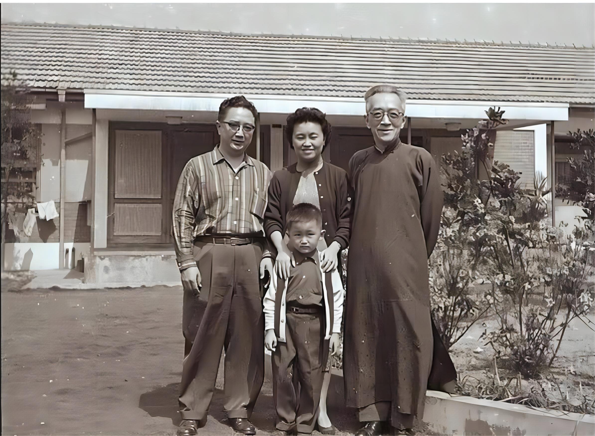 Hu Shi lived in a dilapidated small apartment in his later years, and went to work in the ...