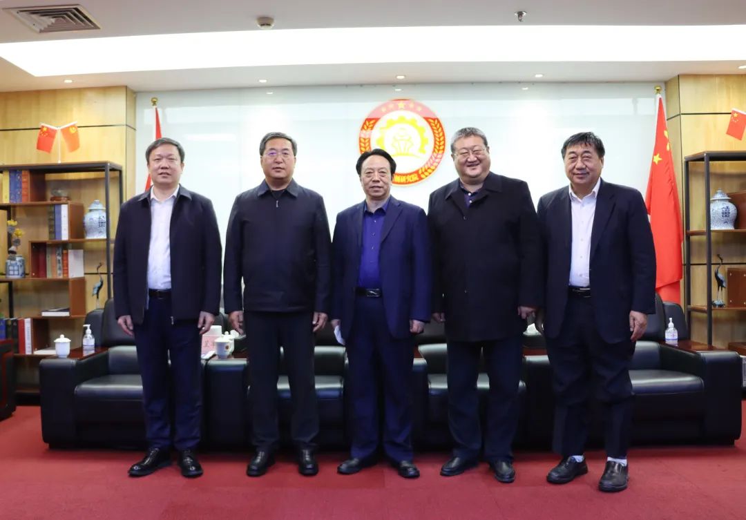 Li Guobiao from Jinneng Holding Group and Liu Jun from Huaxin Gas Group ...