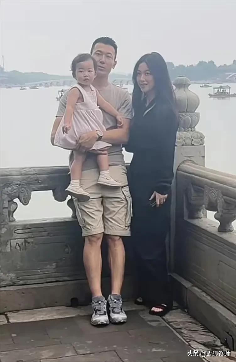 Zhu Zhu's family of three visited the Summer Palace. Zhu Zhu's figure ...