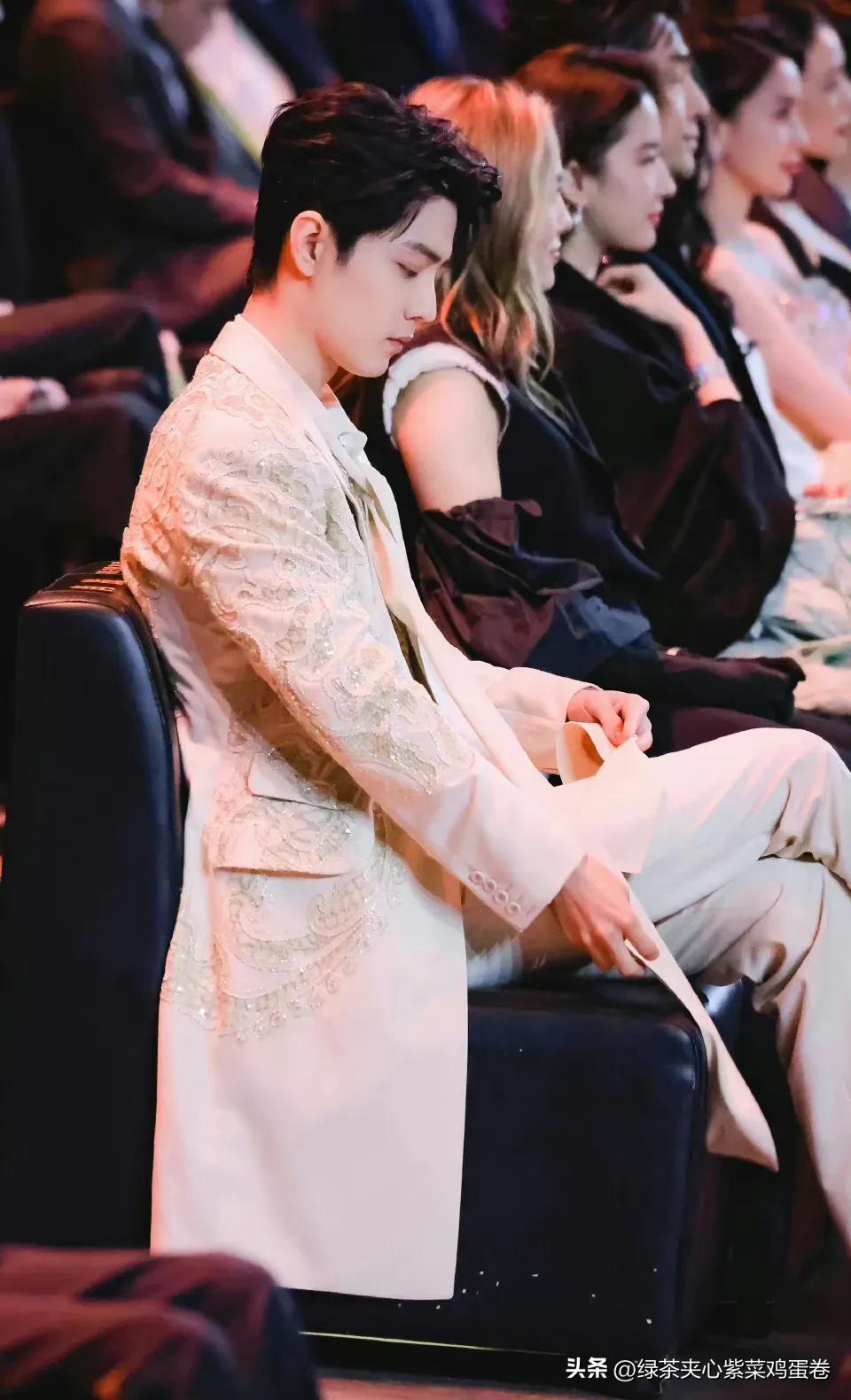 On Weibo Night, Xiao Zhan's upper body is the top fairy brand es, the ...