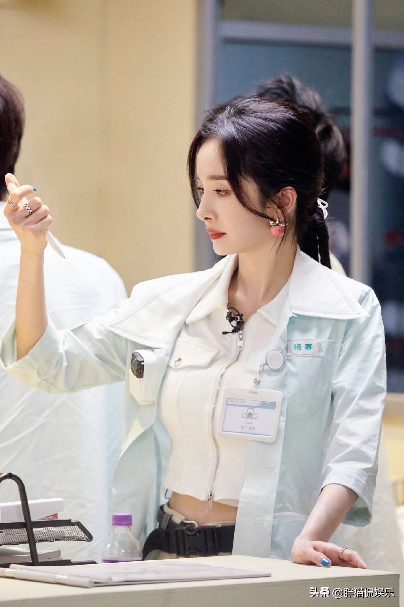 Yang Mi's variety show puts on a gown and turns into a female doctor ...