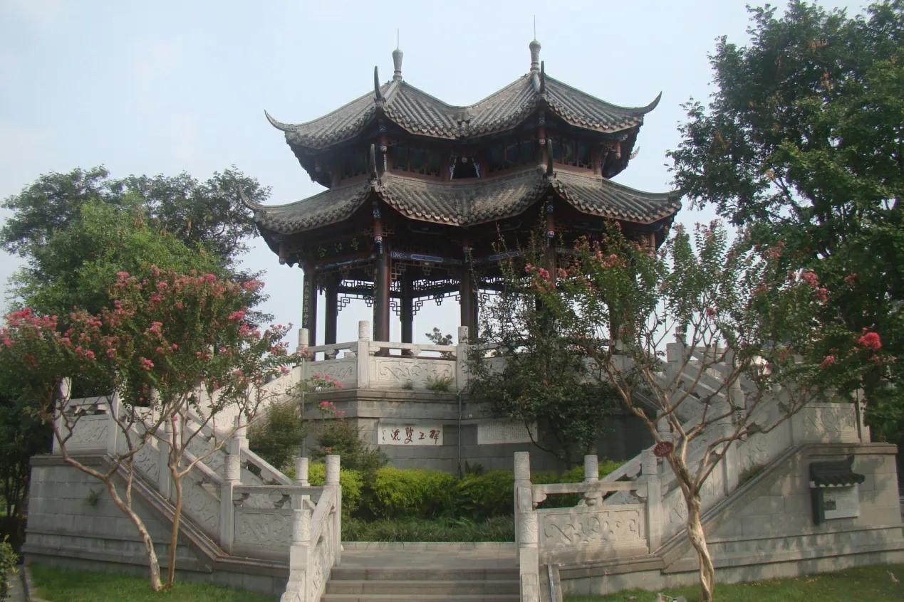 Siwen walked into the Hejiang Pavilion in Chengdu, Sichuan, and Zhang ...
