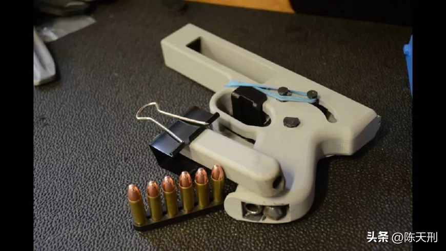 Are the all plastic guns in the movie real? Is it possible to make ...