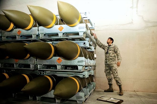 The Ukrainian army attacked the Russian army with cluster bombs for the ...