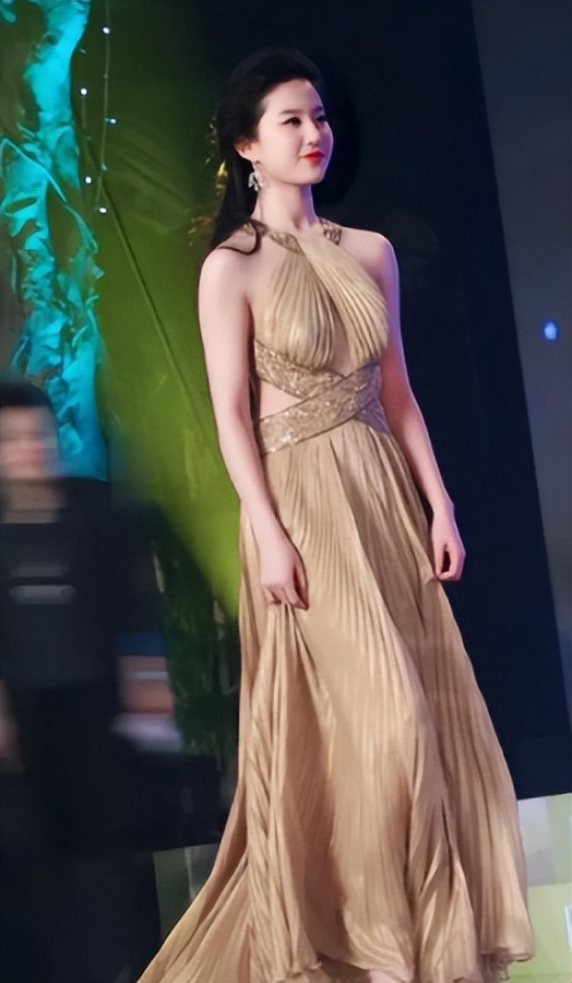 Liu Yifei was photographed without makeup, her skin looks like 19 years ...