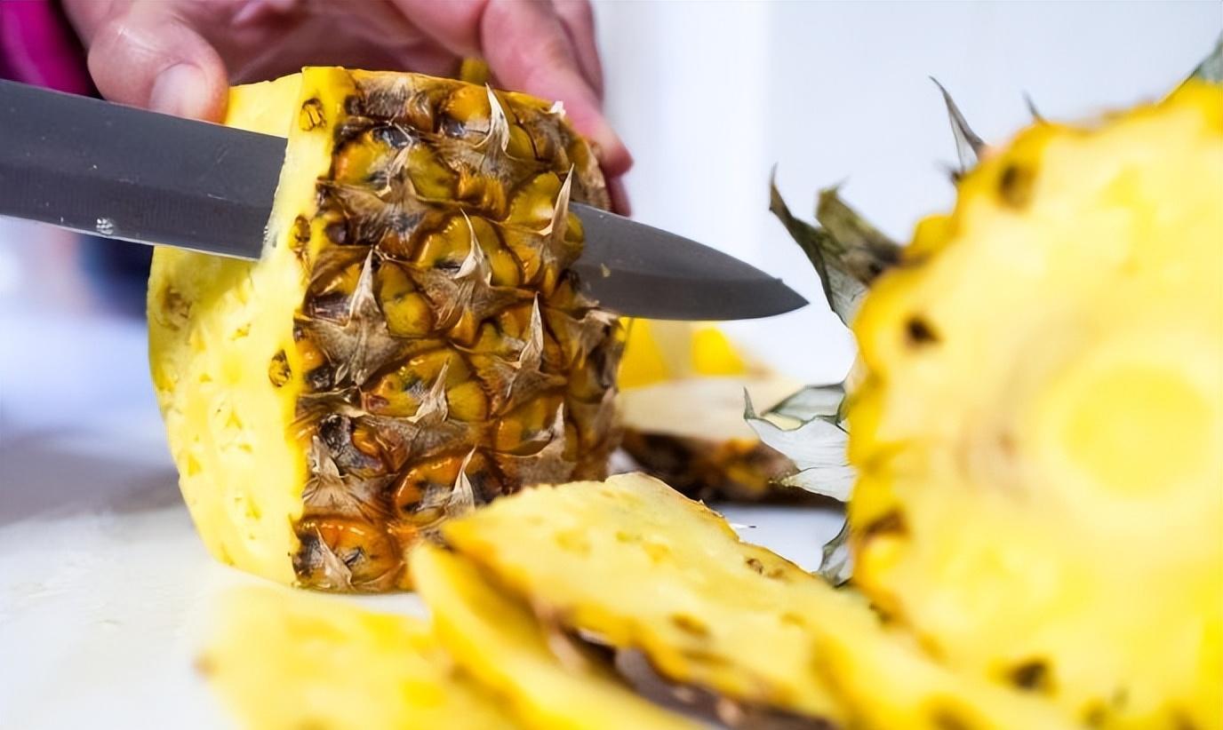 Pineapple peels are regarded as garbage in China, but the Vietnamese spend money to build a ...