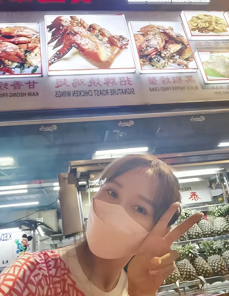 43-year-old Hu Jing appeared at a roadside food stall, hanging out with ...